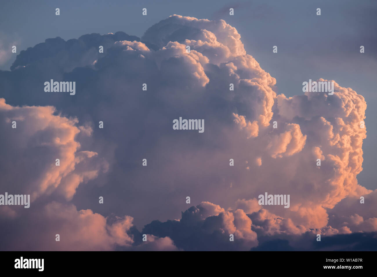 Red cumulonimbus cloud hi-res stock photography and images - Alamy