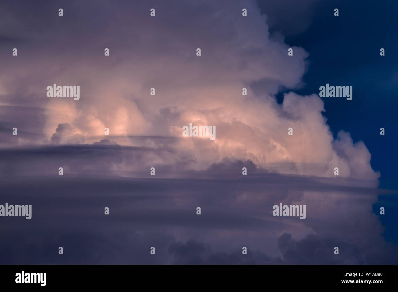 Red cumulonimbus cloud hi-res stock photography and images - Alamy