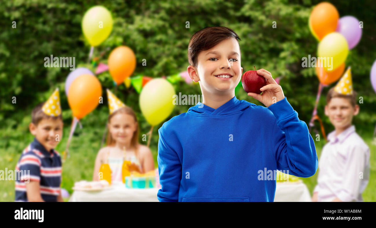 Birthday outdoors boy food hi-res stock photography and images - Alamy
