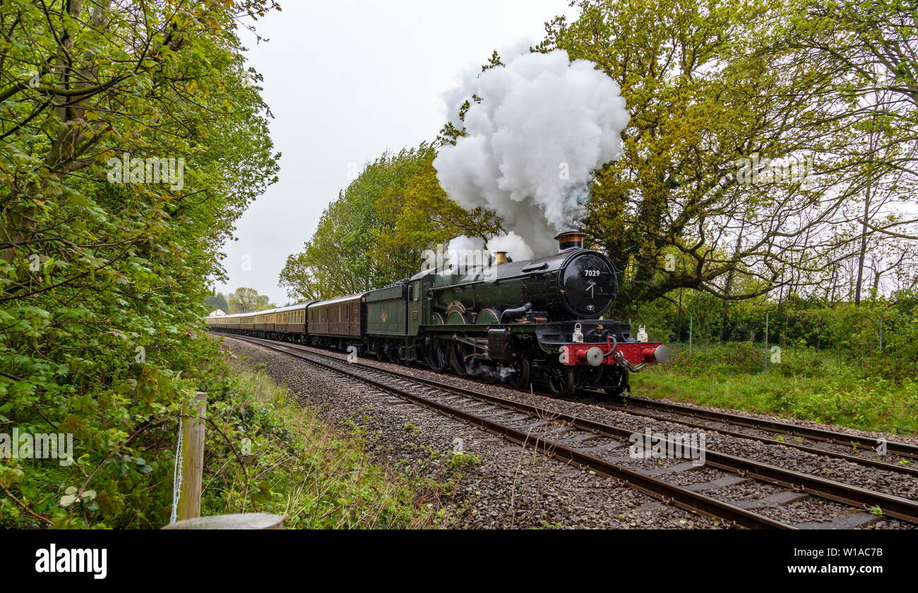 GWR Castle class steam locomotive Clun Castle passes Weston Rhyn on a ...
