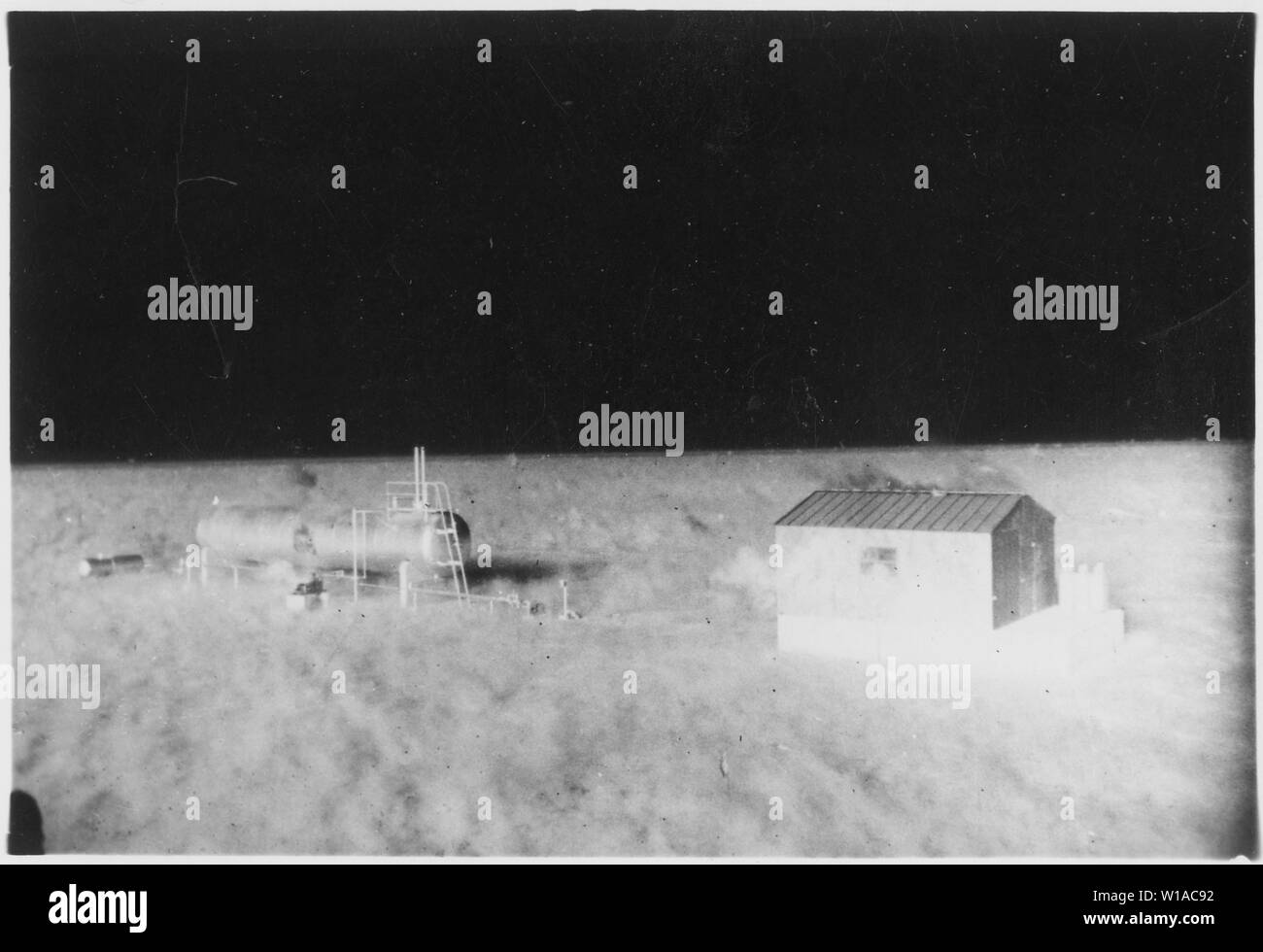 [Operation Cue] - One-story shed beside LP (liquified petroleum) tank ...