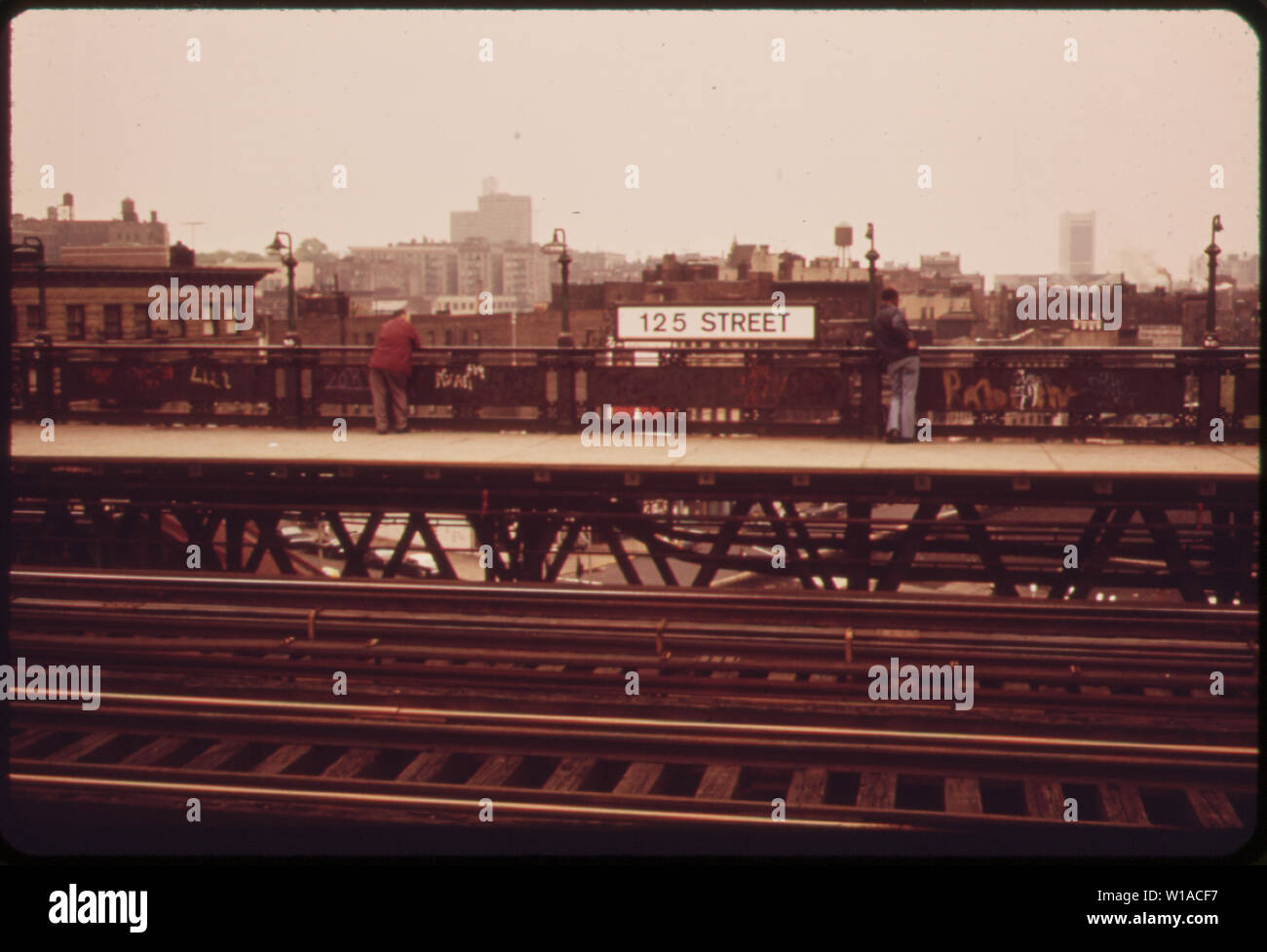125TH STREET ELEVATED TRAIN PLATFORM Stock Photo - Alamy