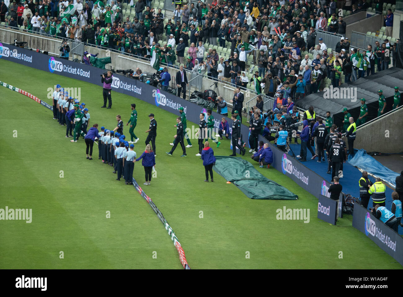 Team walk off hi-res stock photography and images - Alamy