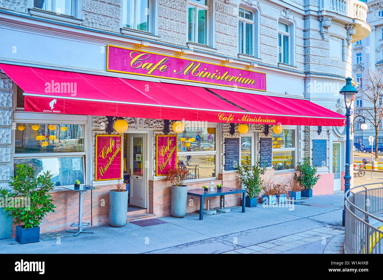 Cafe terrace vienna hi-res stock photography and images - Alamy