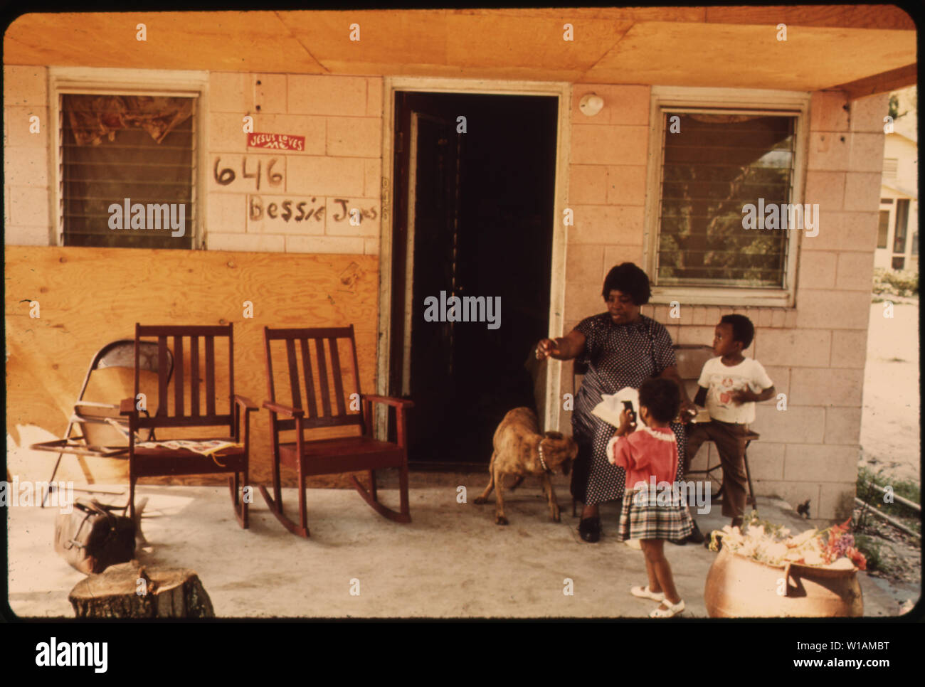 AT HOME ON ST. SIMON'S ISLAND--RENOWNED GOSPEL SINGER BESSIE JONES AND ...