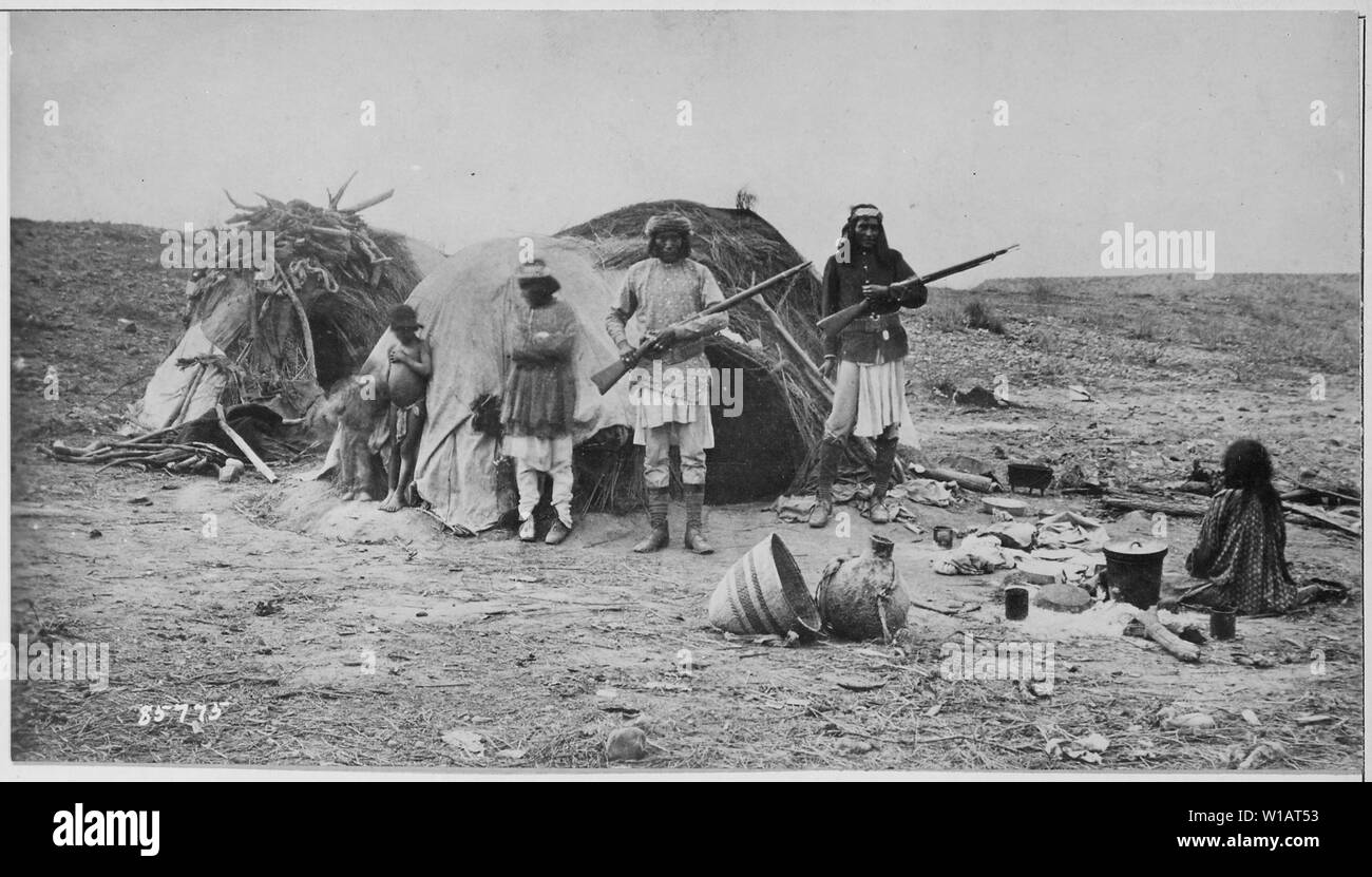 Men holding rifles hi-res stock photography and images - Alamy