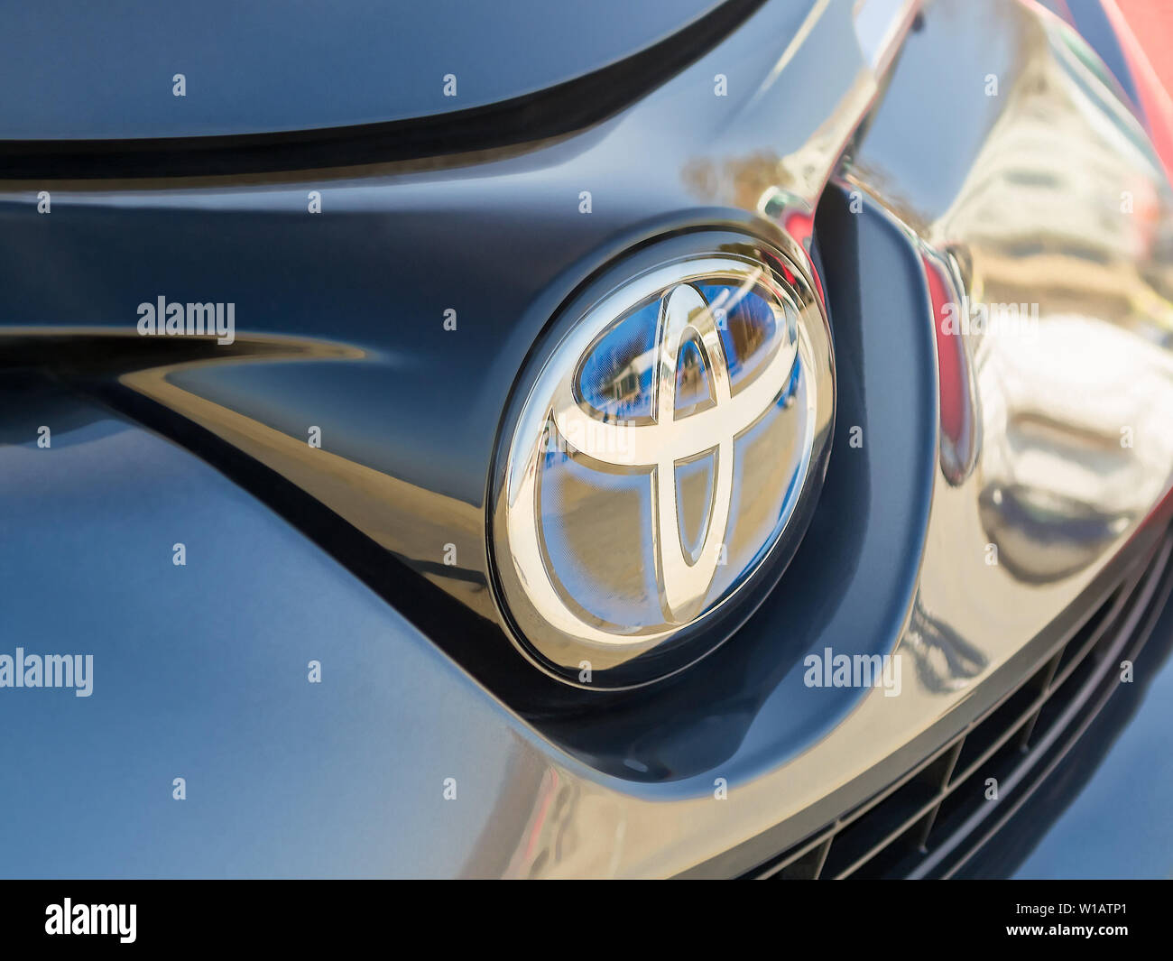 Toyota logo sign hi-res stock photography and images - Alamy