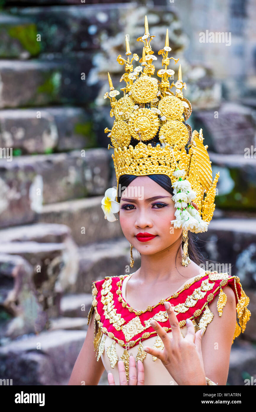 Khmer dancer in apsara costume at angkor wat temple hi-res stock ...