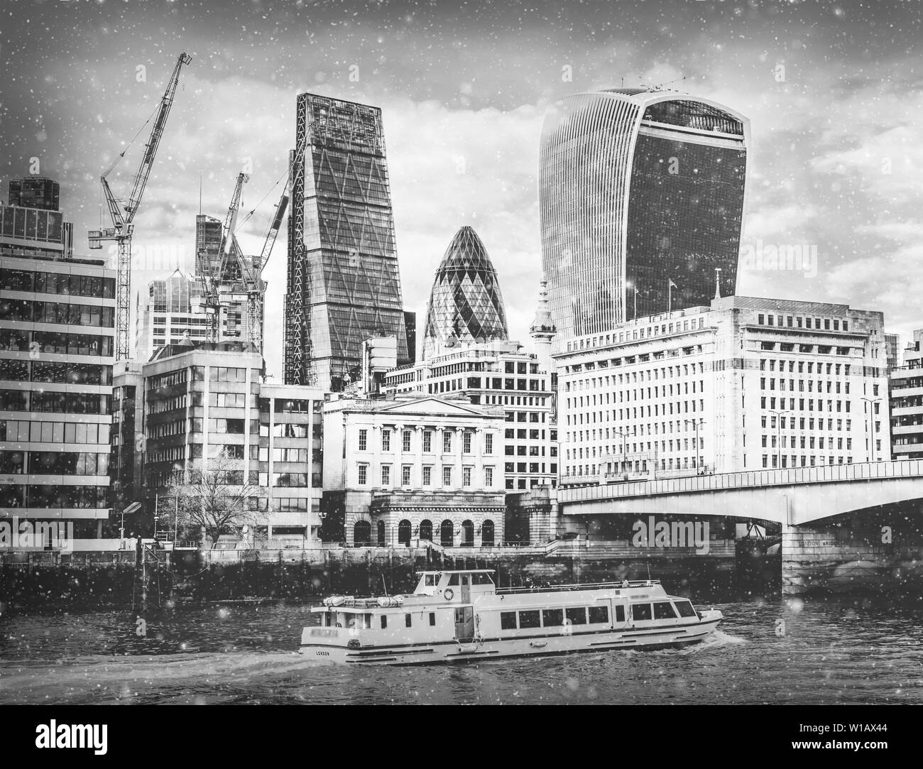 Falling snow city Black and White Stock Photos & Images - Alamy