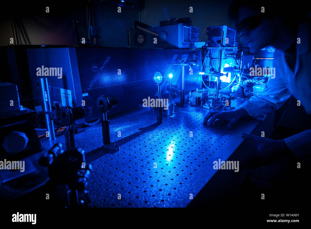 Laser lab hi-res stock photography and images - Alamy
