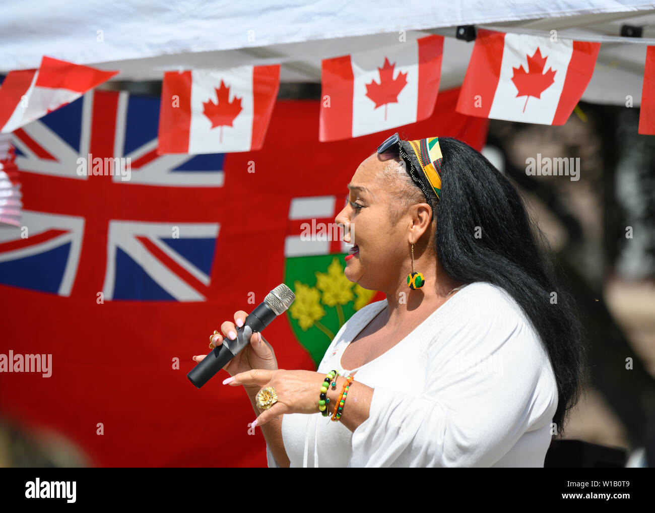 O canada singing hi-res stock photography and images - Alamy