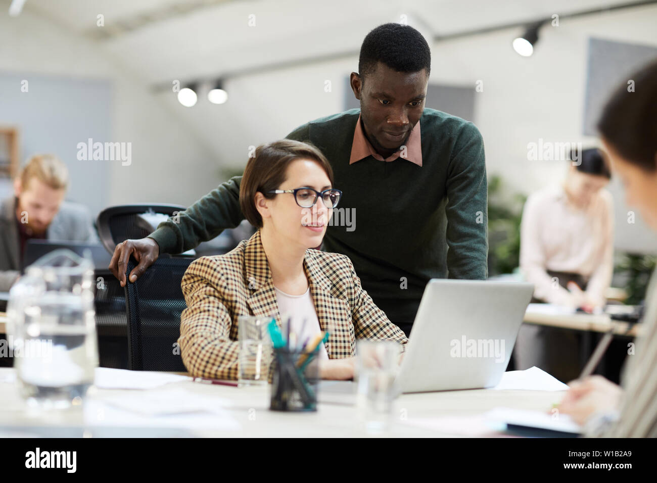 Office intern diversity hi-res stock photography and images - Alamy