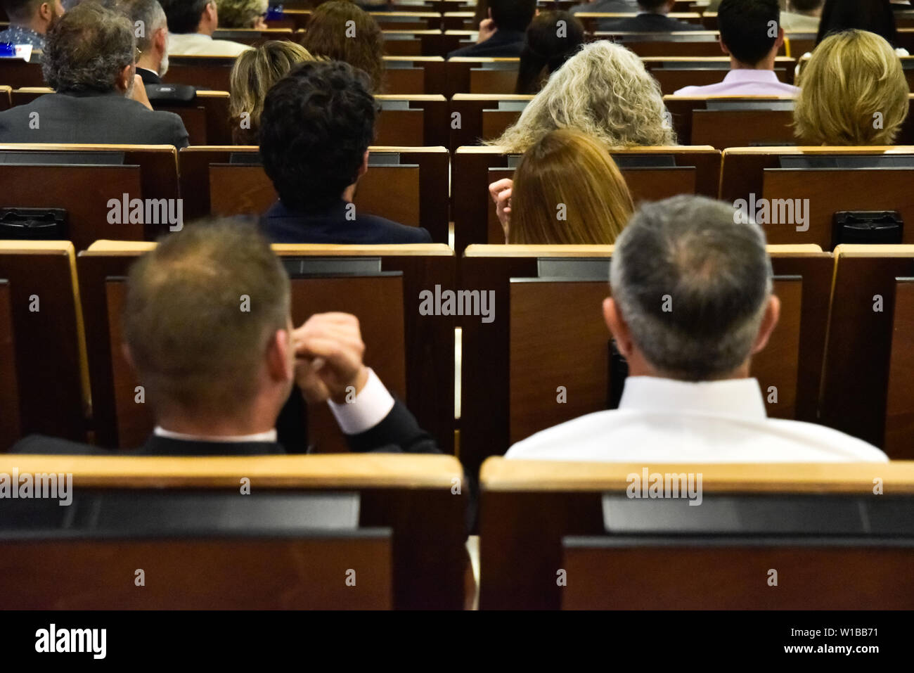 Crowded auditorium hi-res stock photography and images - Alamy
