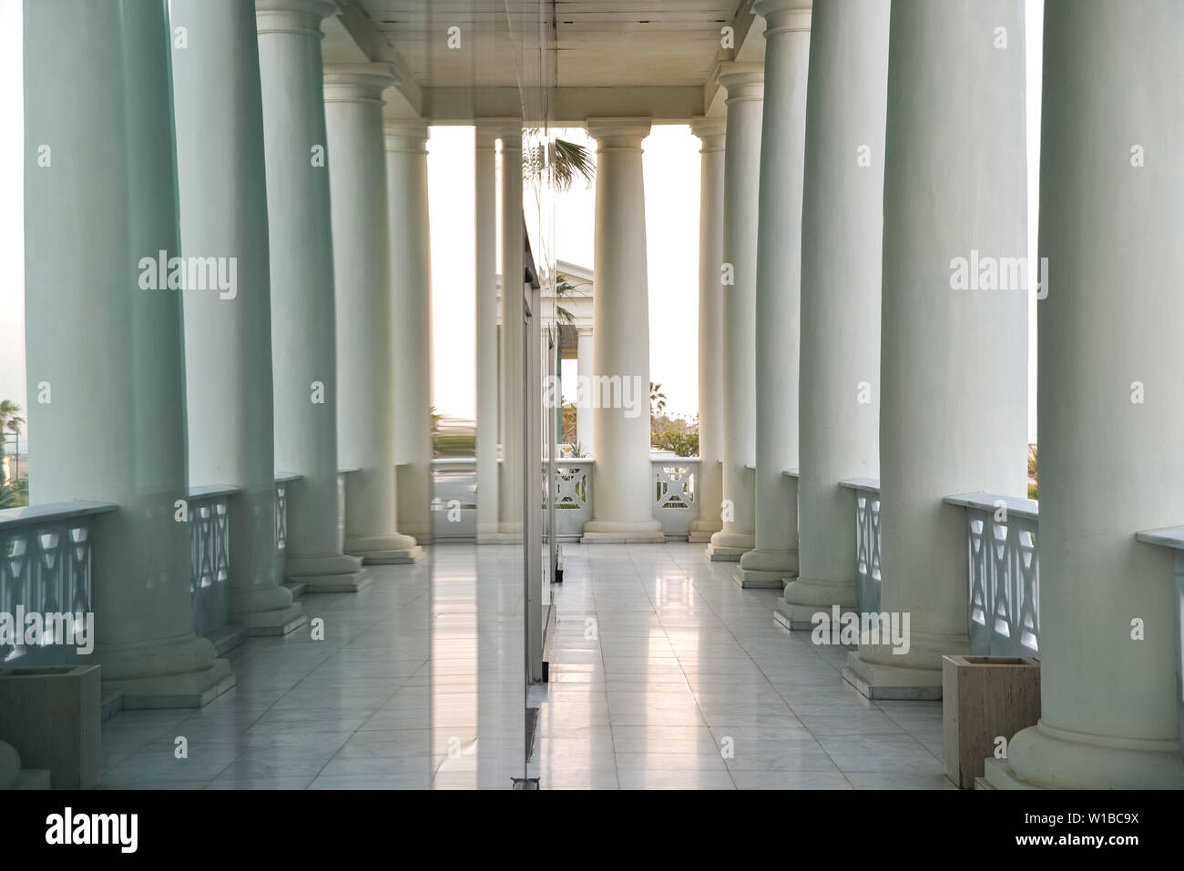 Simple doric style columns hi-res stock photography and images - Alamy