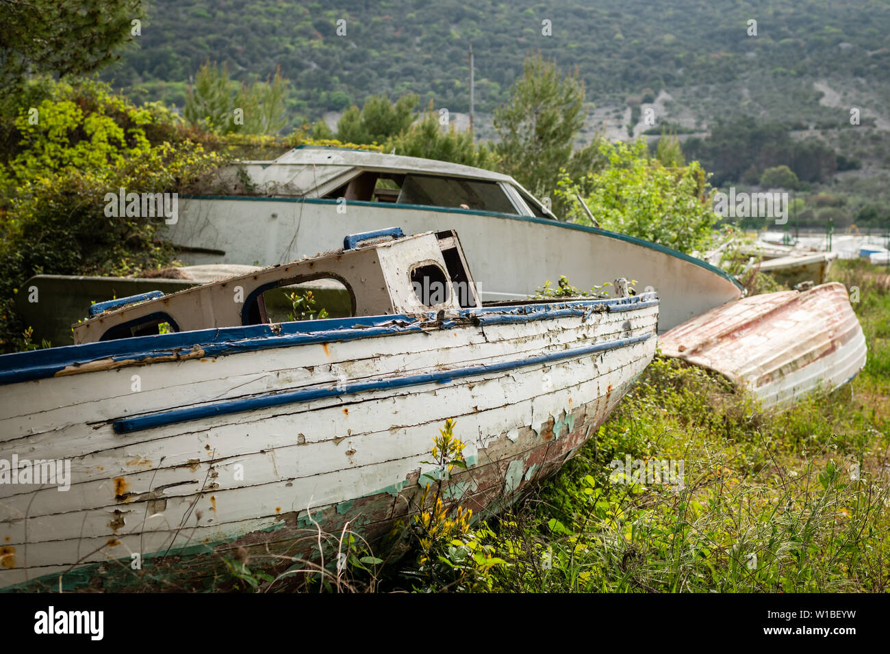 White rotten boat hi-res stock photography and images - Alamy