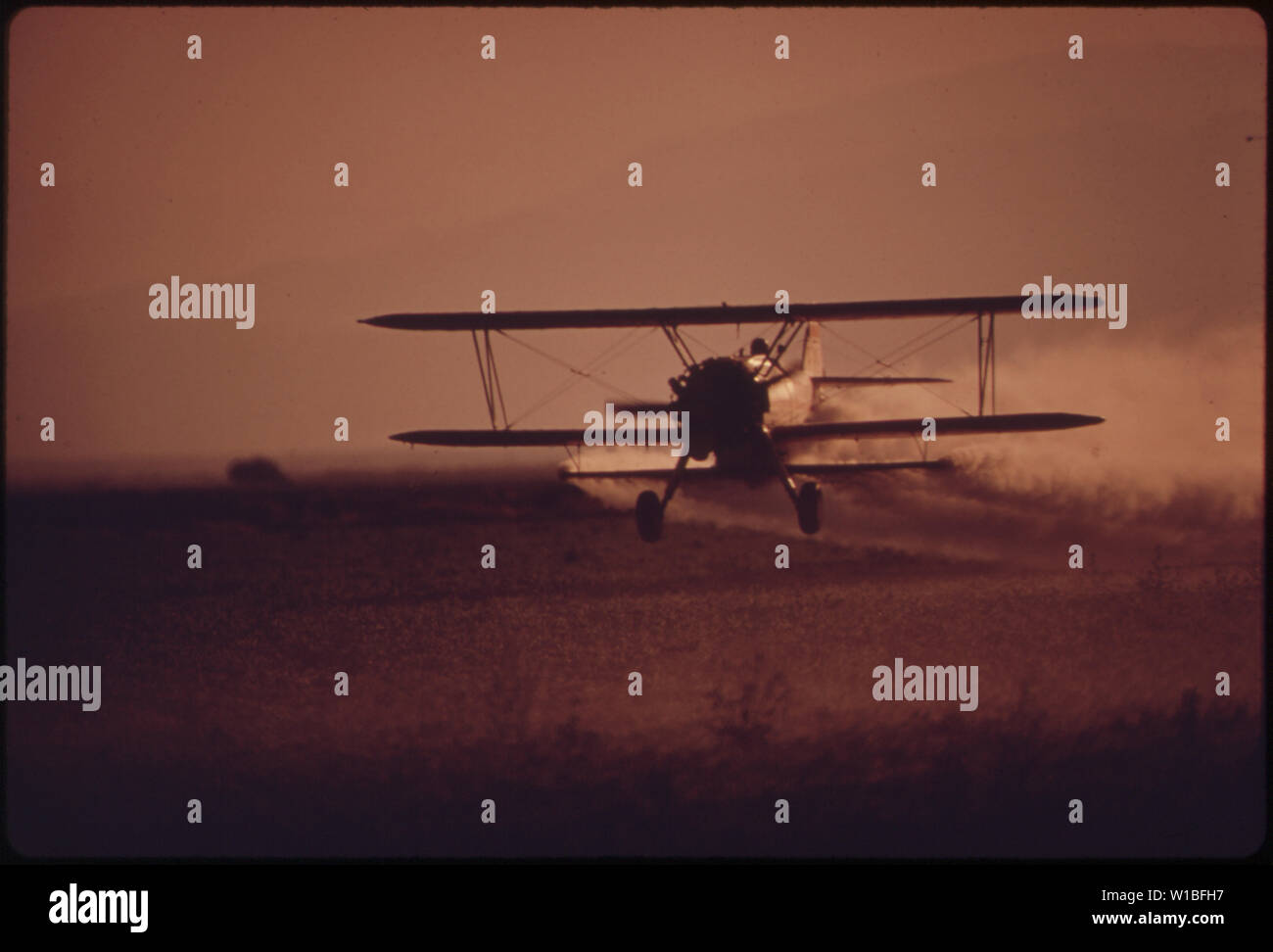 CROP DUSTER PLANE AT WORK IN IMPERIAL VALLEY Stock Photo - Alamy