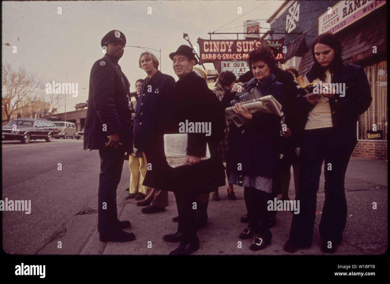 CTA BUSMAN WAITS WITH COMMUTERS FOR BUS AT THE SHERIDAN ROAD STOP Stock ...