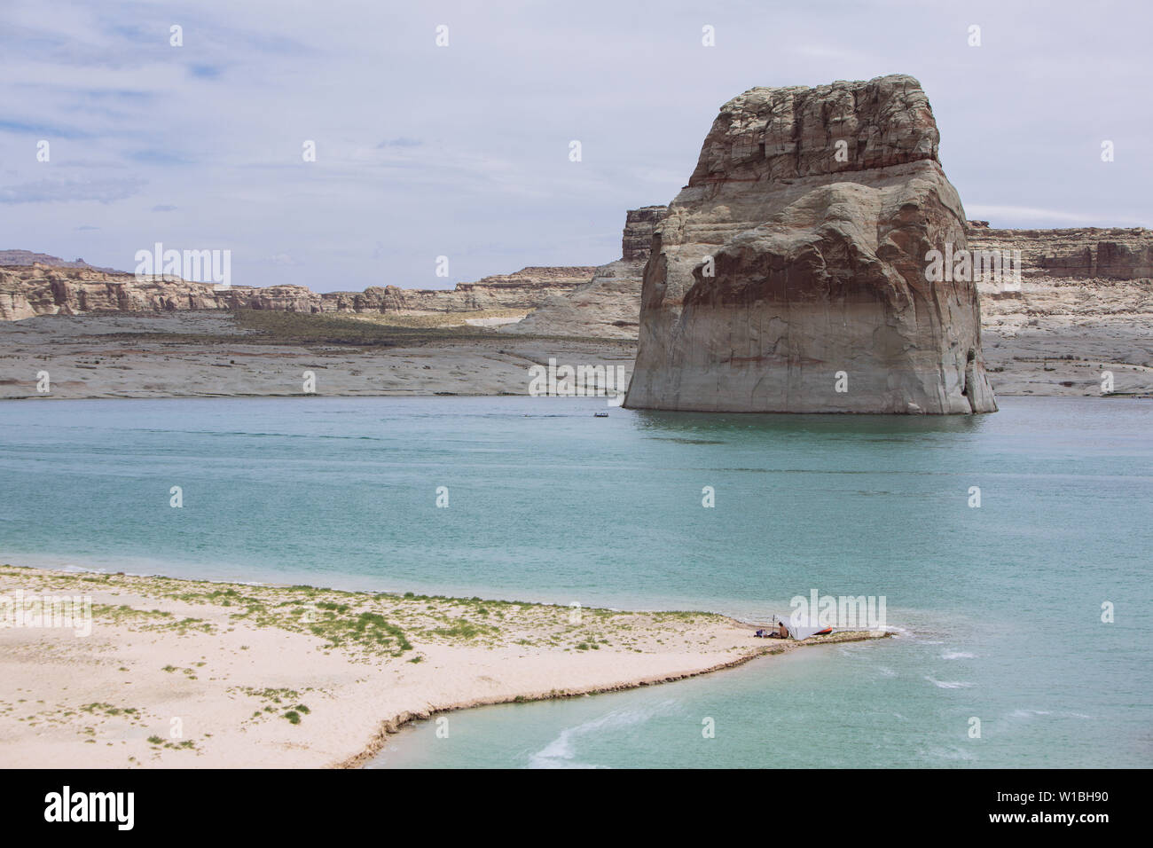 A family in a beach day in Lone Rock Beach, Lake Powell, Big Water ...