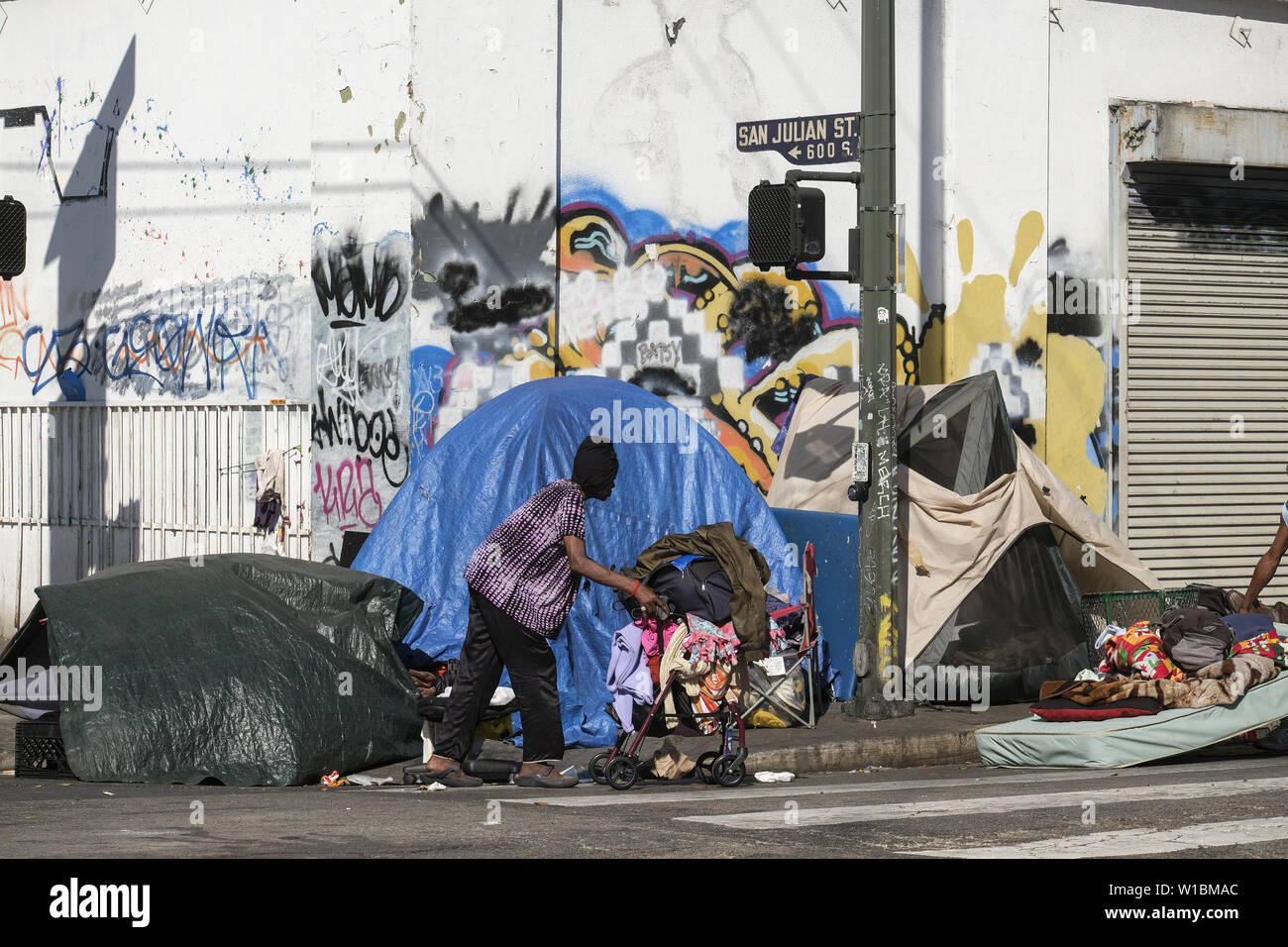 Homeless woman los angeles hi-res stock photography and images - Alamy