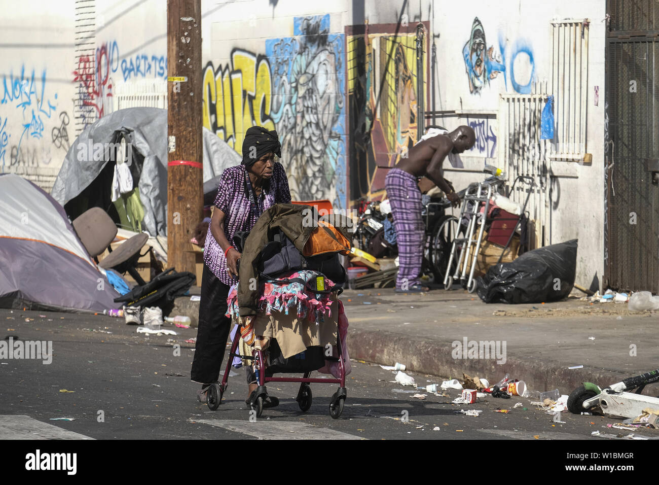 Homeless woman los angeles hi-res stock photography and images - Alamy