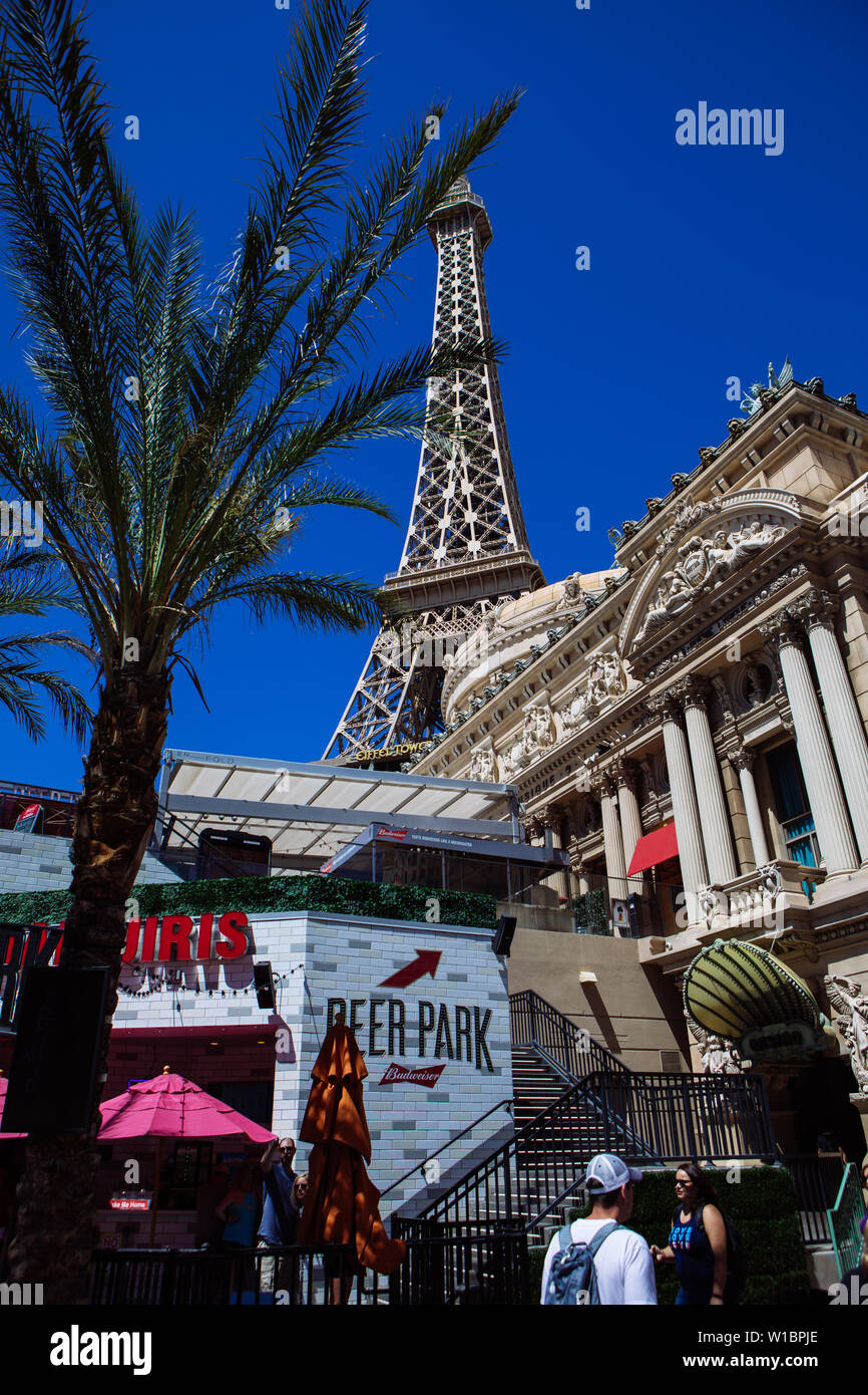 Hotel view eiffel tower hi-res stock photography and images - Alamy