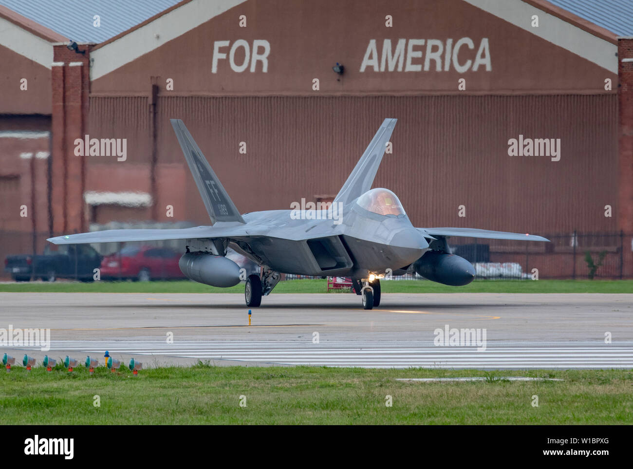 An F-22 Raptor from the 1st Fighter Wing, 27th Fighter Squadron prepare ...