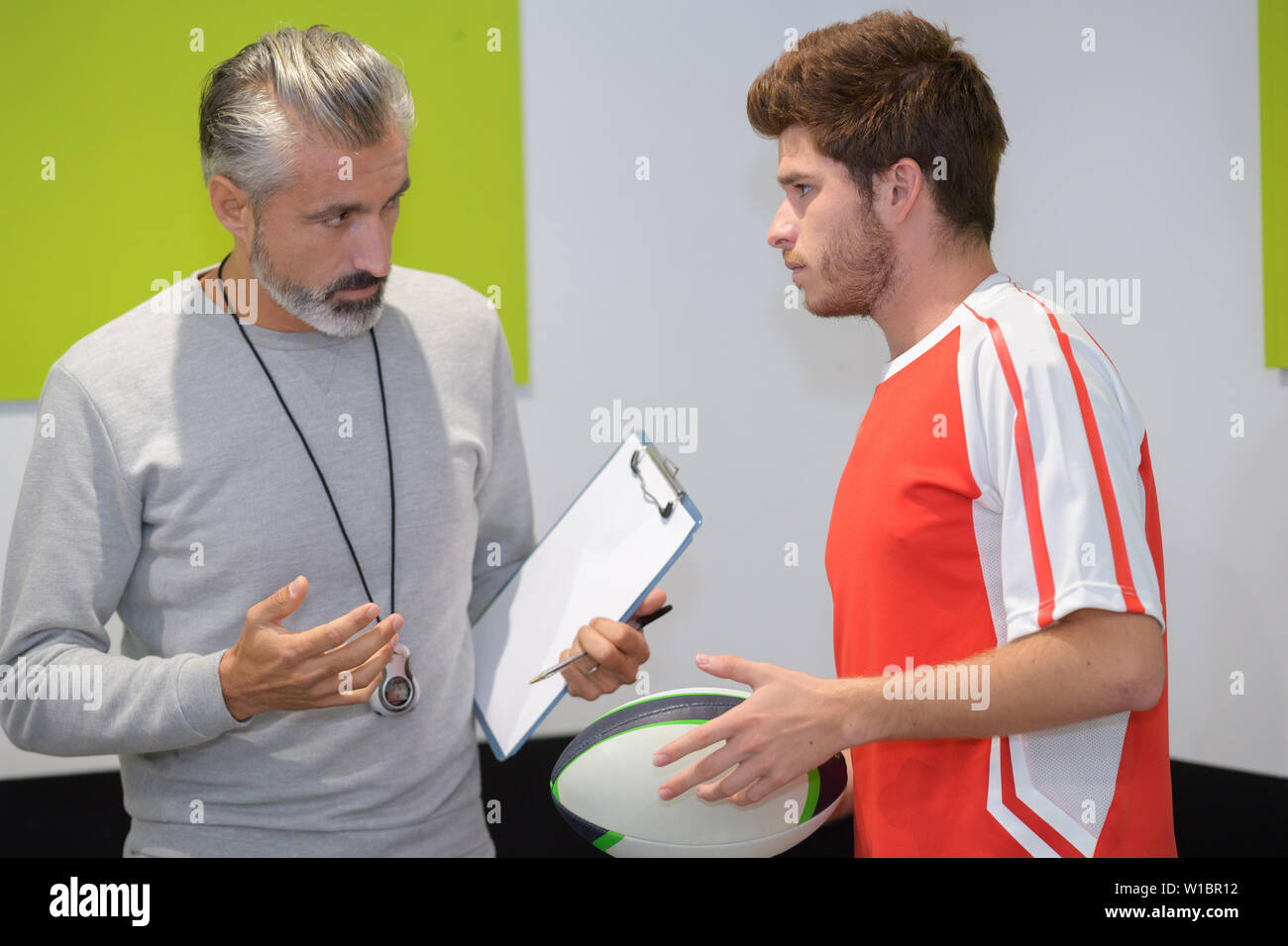 Coach talking basketball team hi-res stock photography and images - Alamy