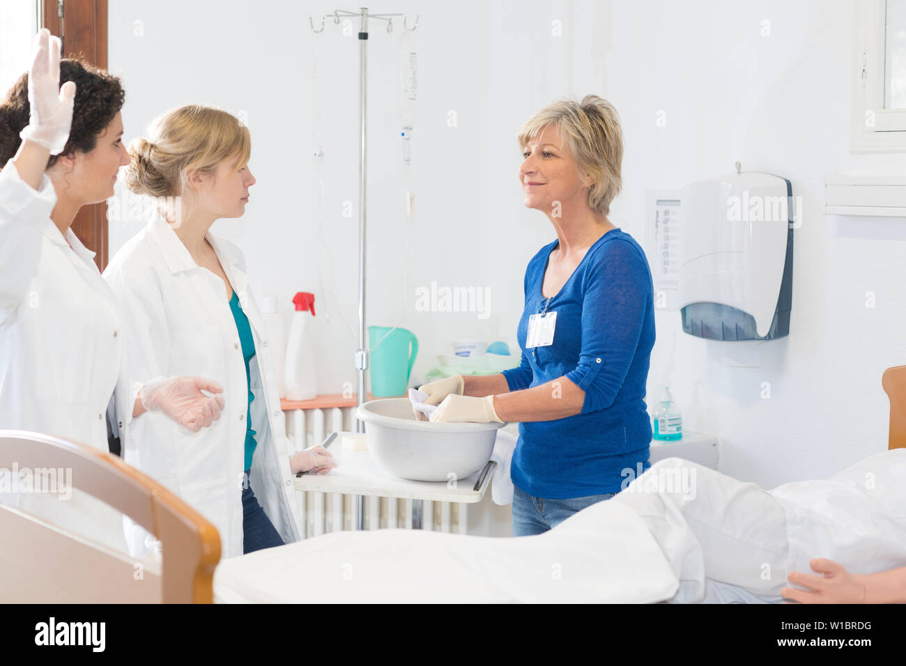 Medical students in training hi-res stock photography and images - Alamy