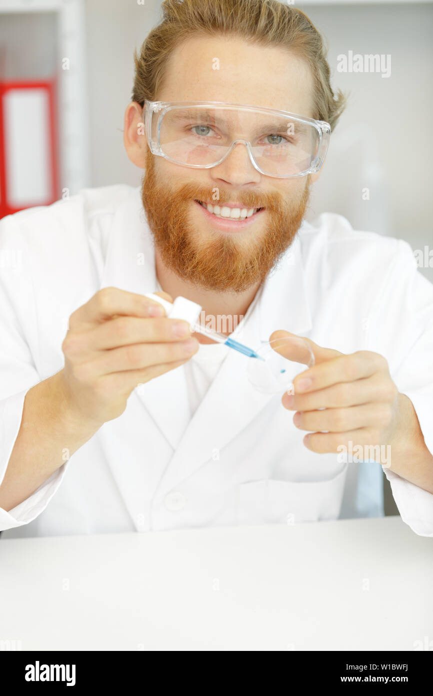 Chemical scientist lab latin hi-res stock photography and images - Alamy