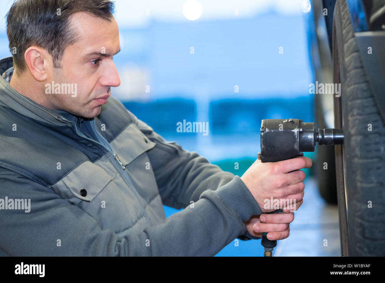 mechanic removing car tire Stock Photo - Alamy
