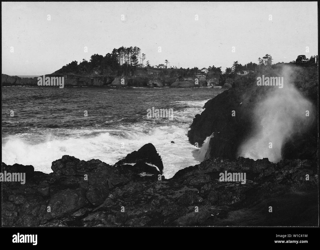 DEPOE BAY VIEW WITH SPOUTING HORN THRU LAVA SHORE ROCKS Stock Photo - Alamy