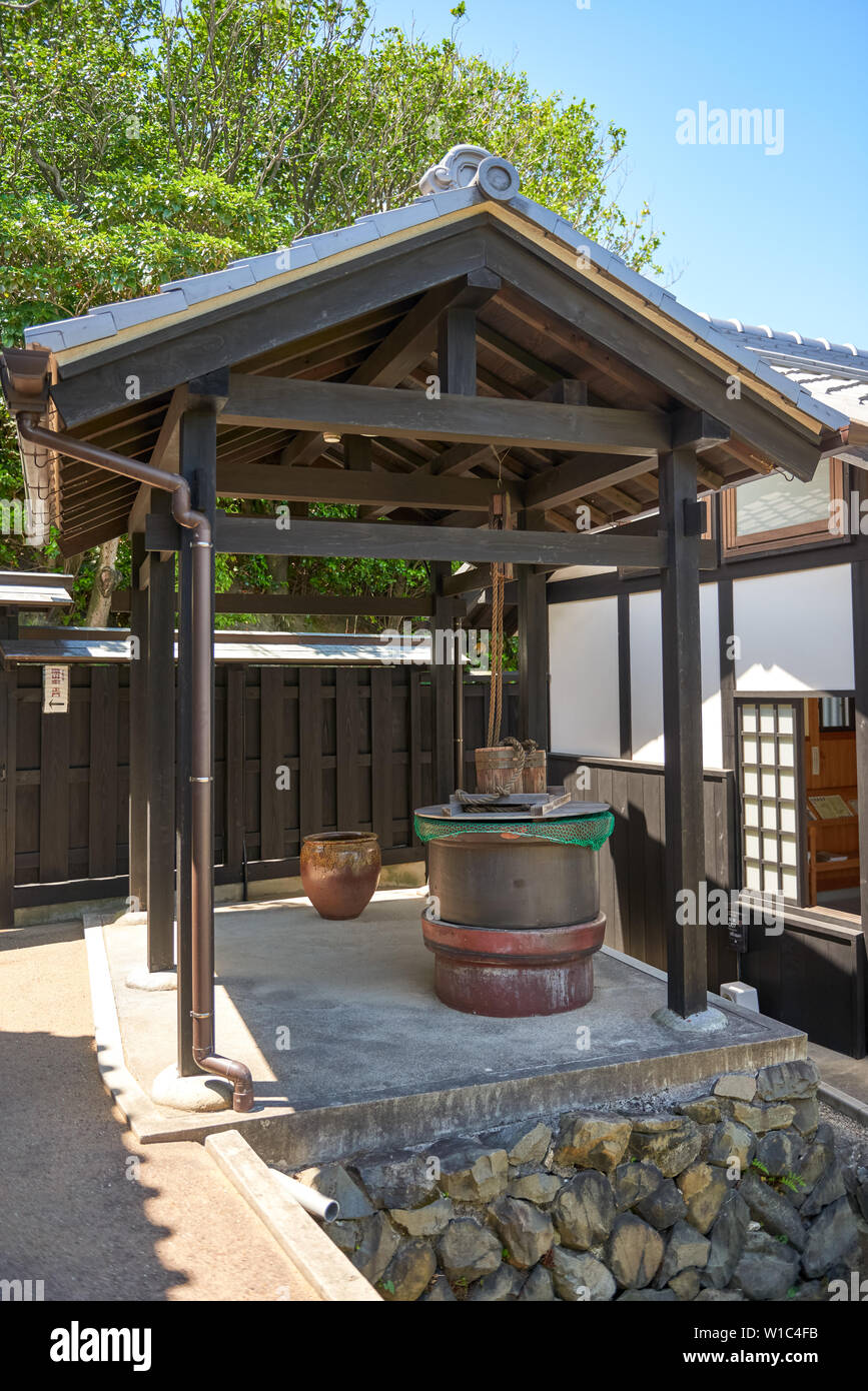 Traditional Japanese architecture at the Tokoname pottery footpath. The ...