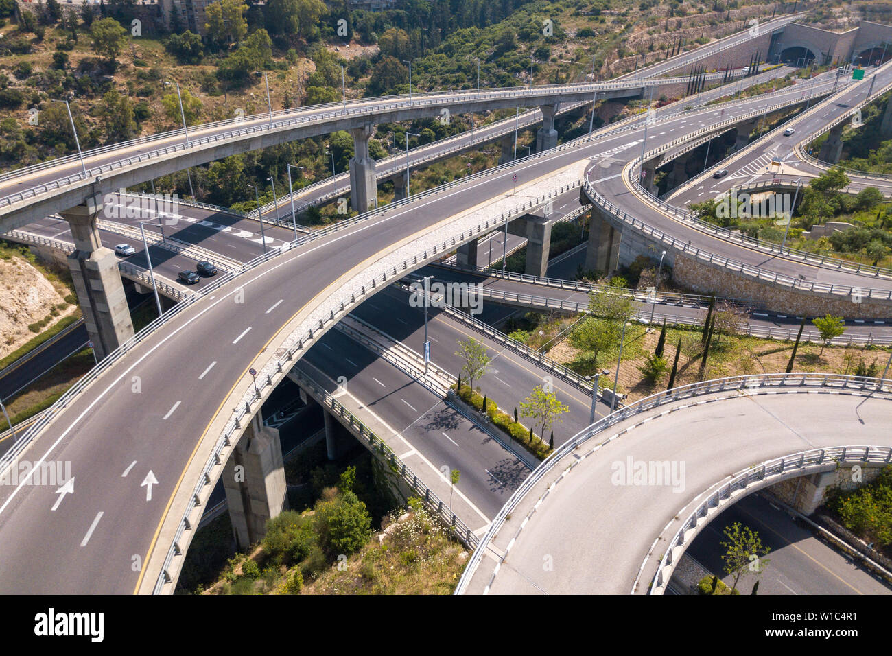 Traffic on road interchange aerial hi-res stock photography and images ...