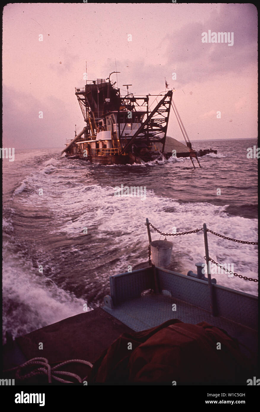 Dredging clam shells hi-res stock photography and images - Alamy