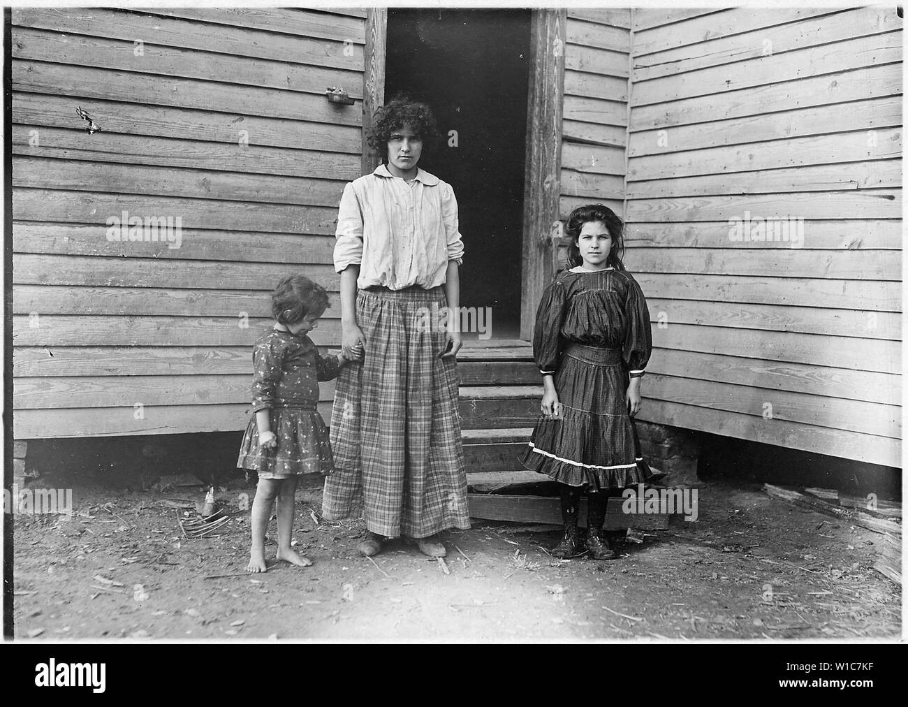 Dillon, S.C. Mills. Smallest girl - Corrine Goud, runs 3 and 4 sides ...