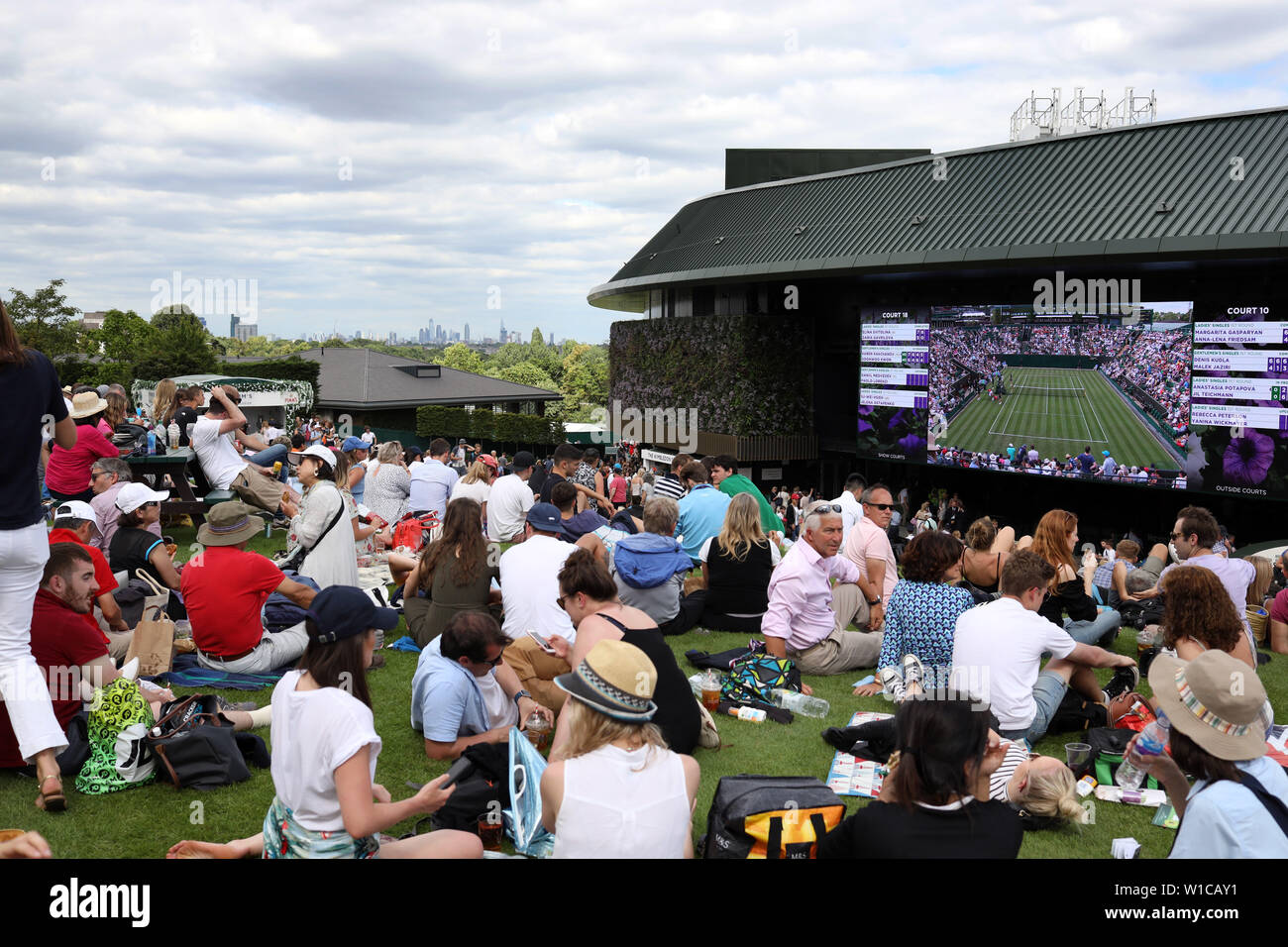 Sun on day one wimbledon championships all england lawn tennis hi-res ...