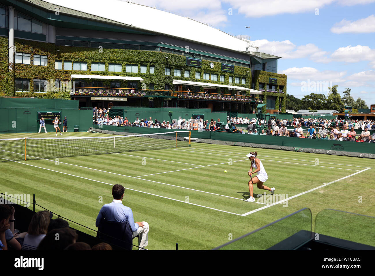 Sun on day one wimbledon championships all england lawn tennis hi-res ...