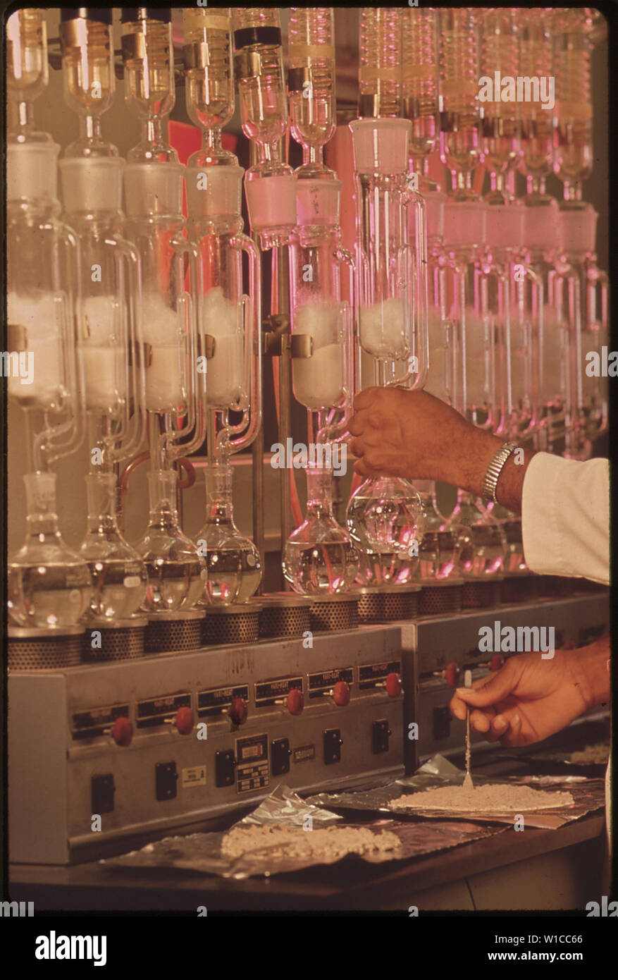 EPA GULF BREEZE LABORATORY: CHEMISTRY LAB. A PHYSICAL SCIENCE ...