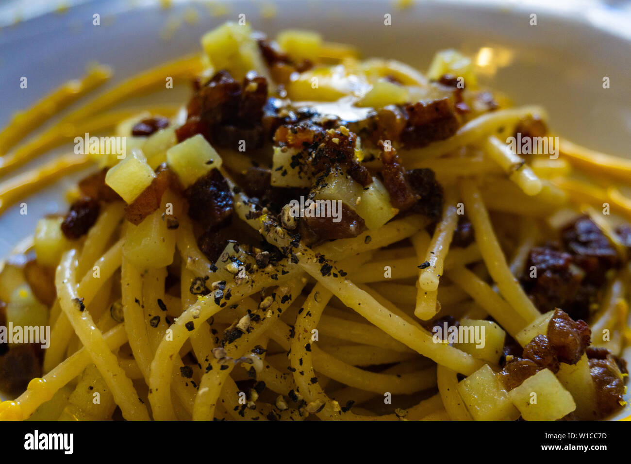 Italian spaghetti alla carbonara hi-res stock photography and images ...
