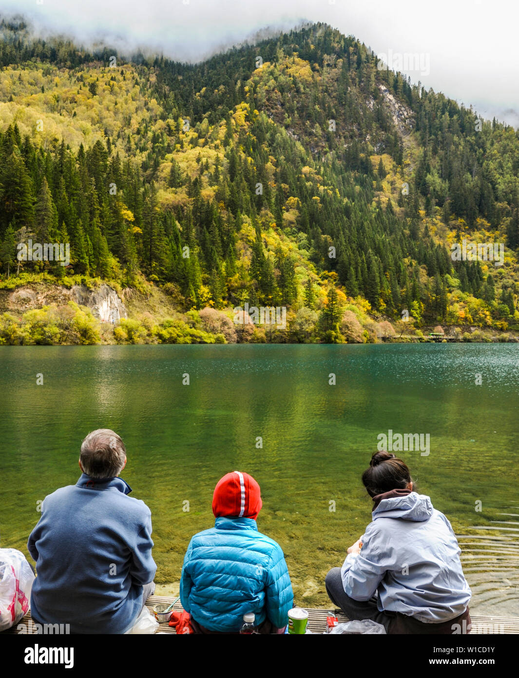 Family picnic lake hi-res stock photography and images - Alamy