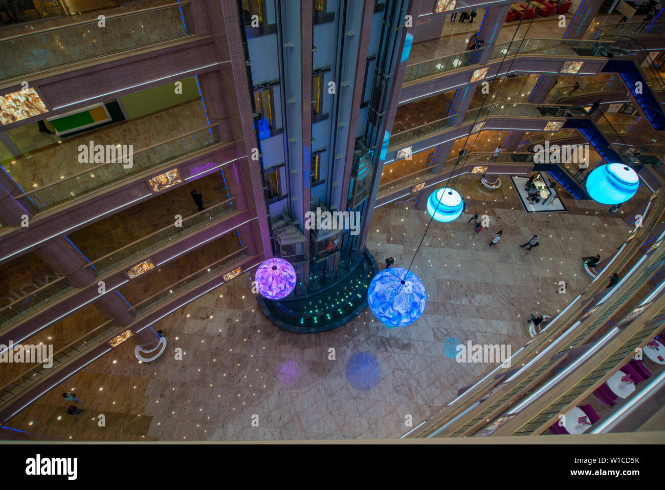 Modern store at shopping mall Stock Photo - Alamy