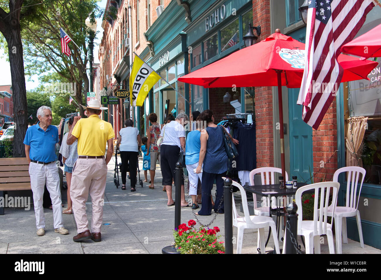 Elderly couple walking down main hi-res stock photography and images ...