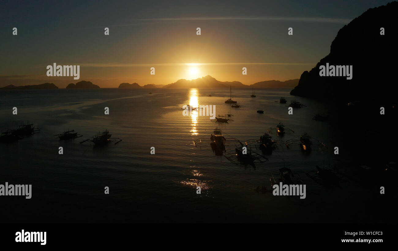 Sunset over water boats hi-res stock photography and images - Alamy