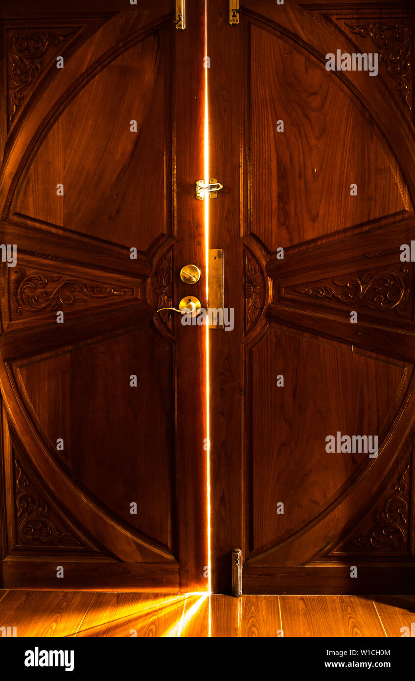 Door gap light hi-res stock photography and images - Alamy