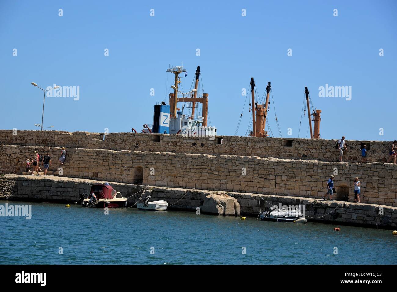 Ship and cranes docked at pier hi-res stock photography and images - Alamy