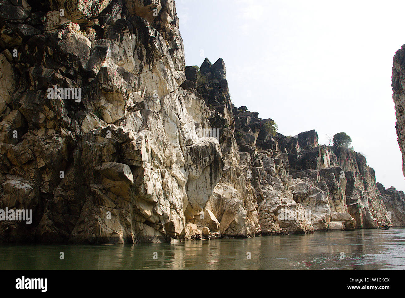 Bank of river narmada hi-res stock photography and images - Alamy