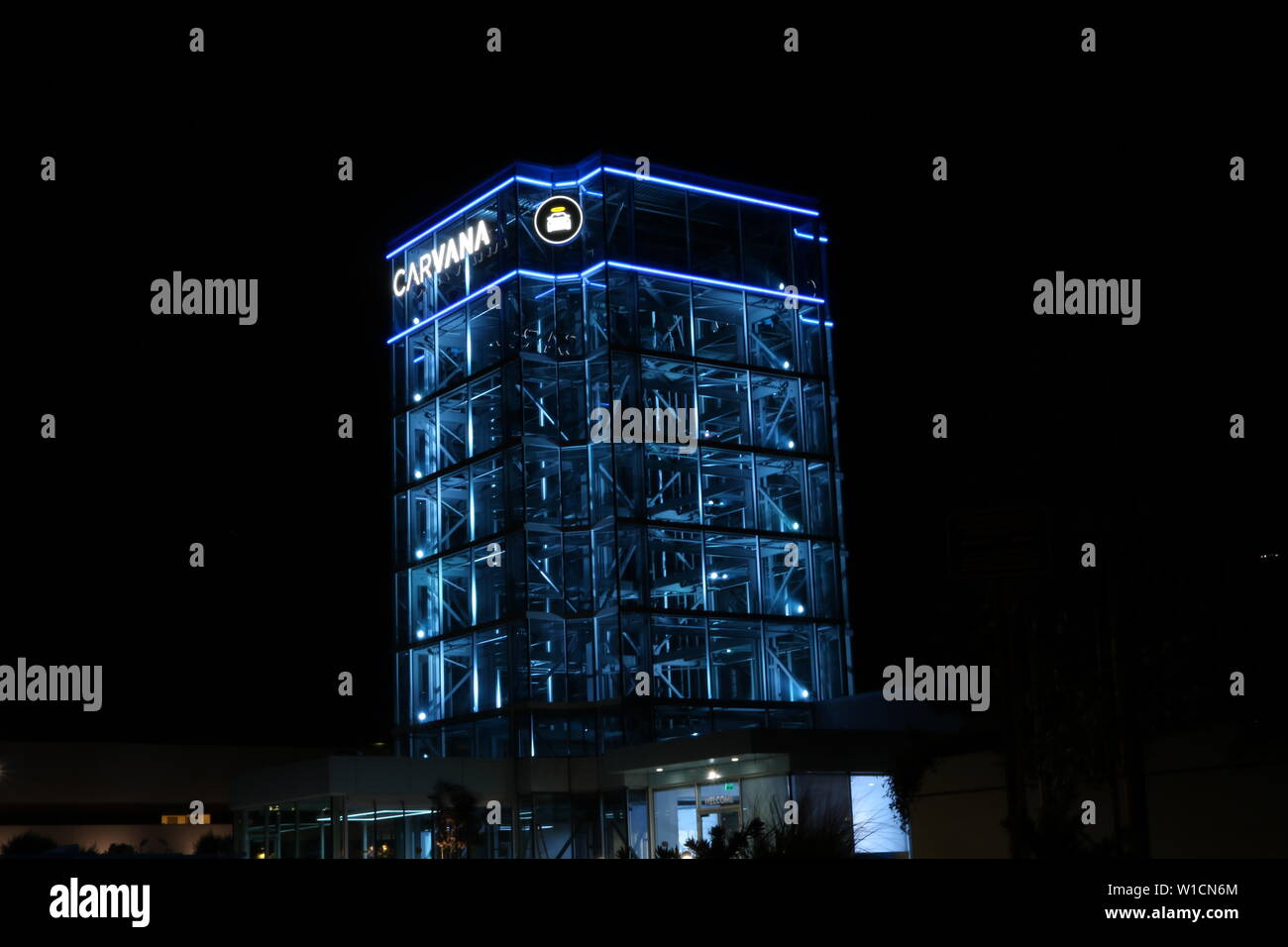 Carvana vending machine hi-res stock photography and images - Alamy