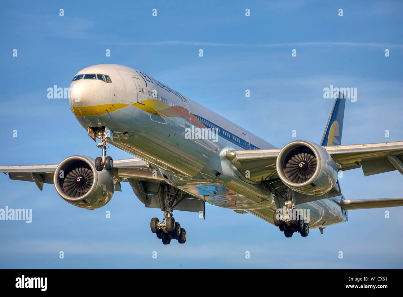 Boeing 777 slats hi-res stock photography and images - Alamy