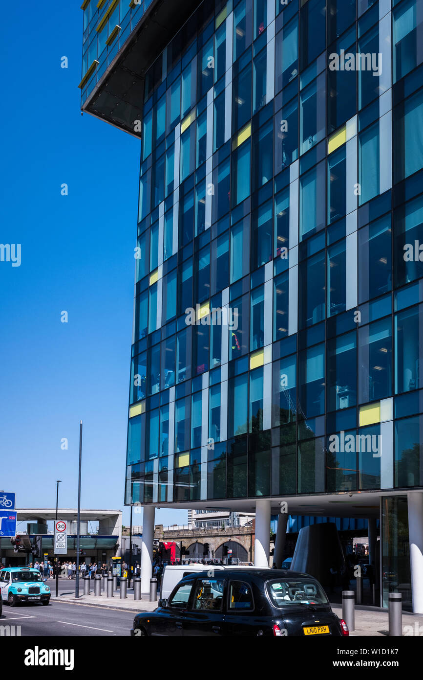 Overhanging building hi-res stock photography and images - Alamy