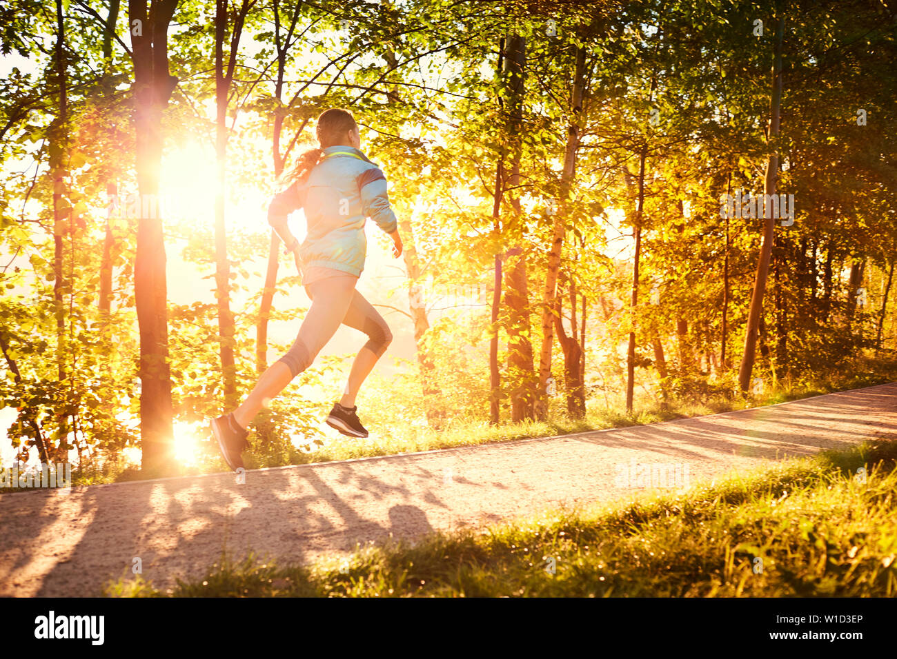 Woman jog autumn hi-res stock photography and images - Alamy